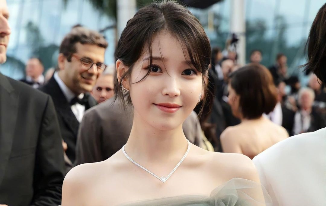 IU hands out candy and snacks for her fans at the airport after ...
