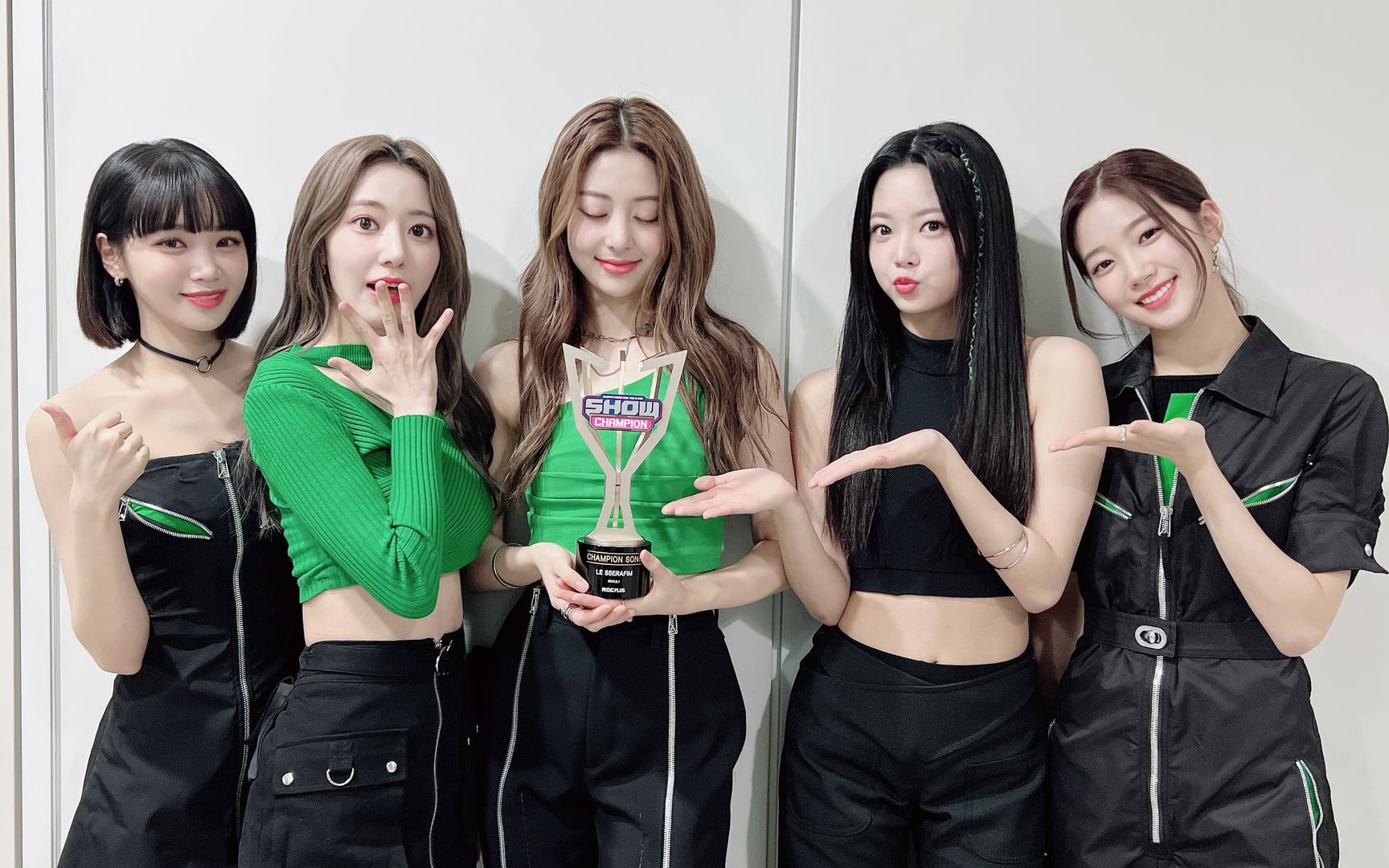LE SSERAFIM takes home the trophy on 'Show Champion' | allkpop