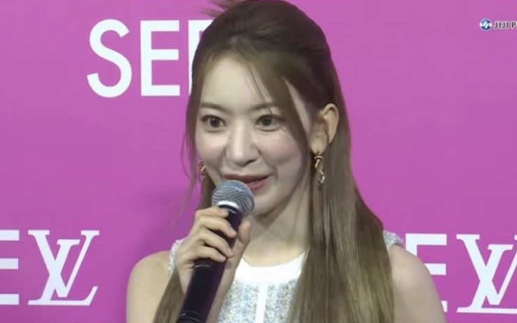 Korean netizens get into a heated debate on whether LE SSERAFIM's ...