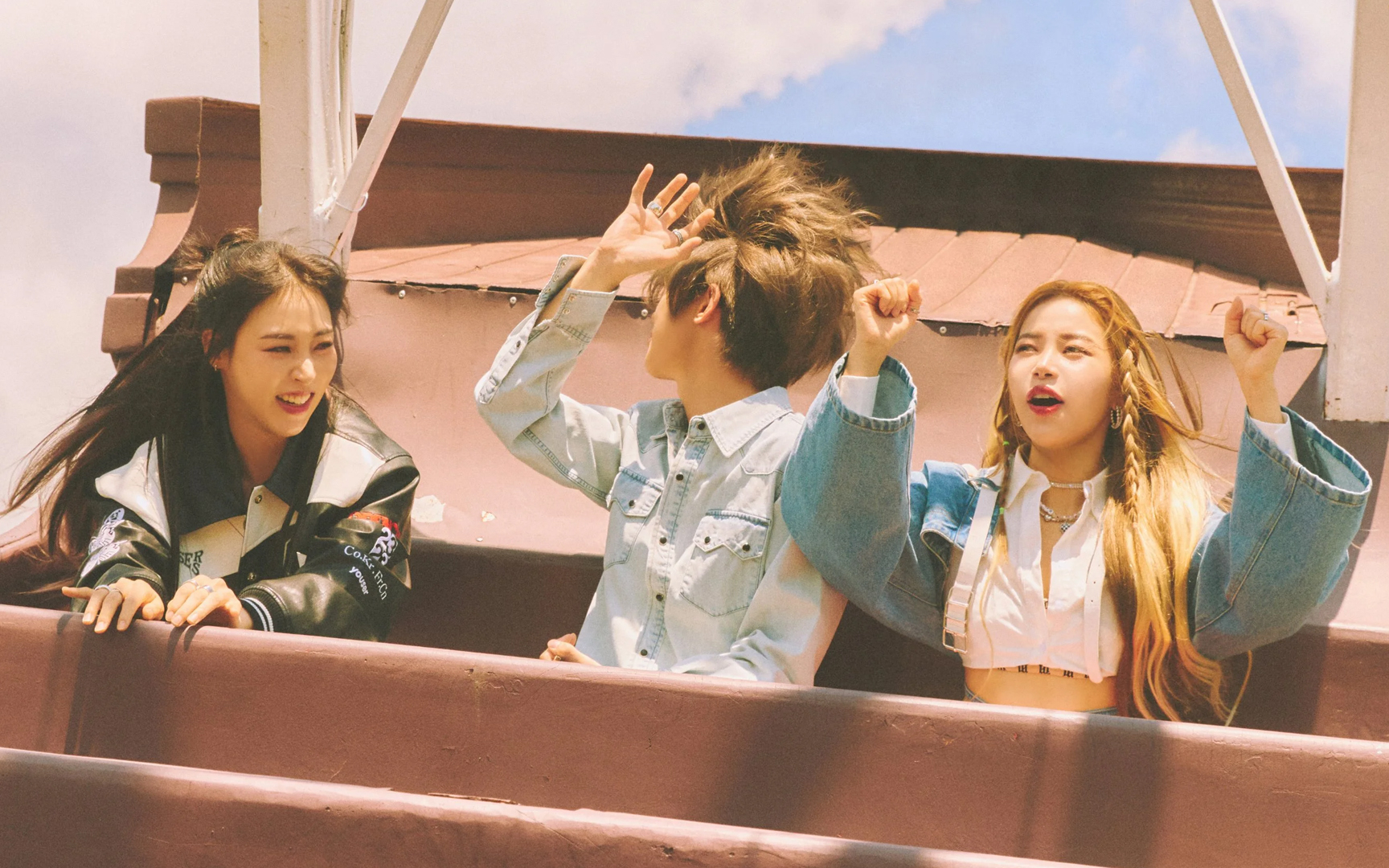 MAMAMOO's Solar and Moon Byul ride on a Pirate Ship ride with the mystery featuring artist | allkpop