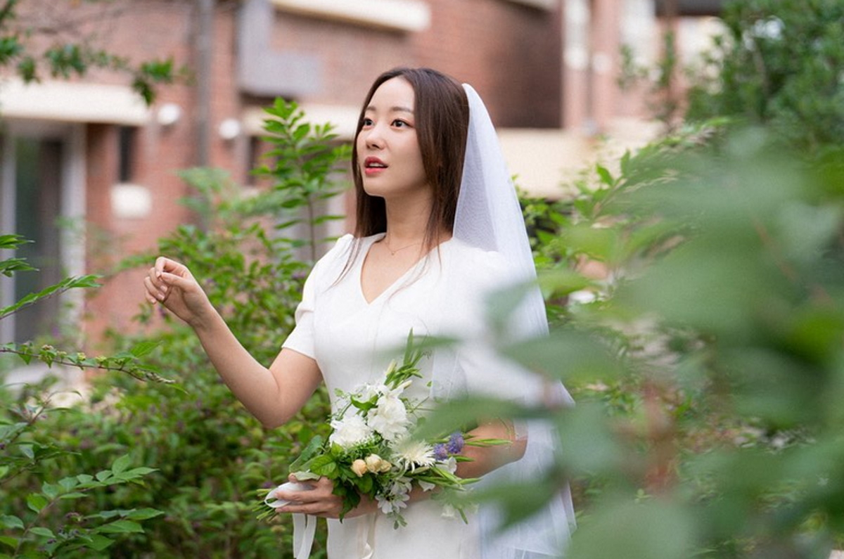 Former Rainbow member Woori reveals wedding dress photos | allkpop