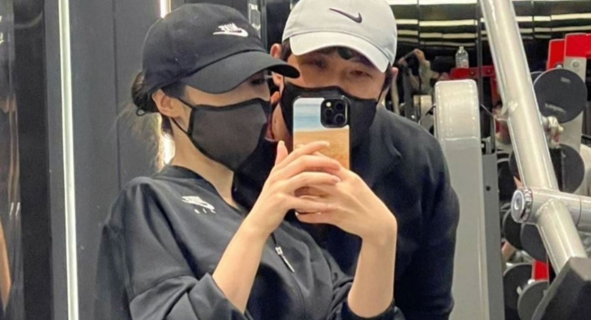 T-ara's Jiyeon snaps a sweet workout photo with fiancé and professional baseball player Hwang ...