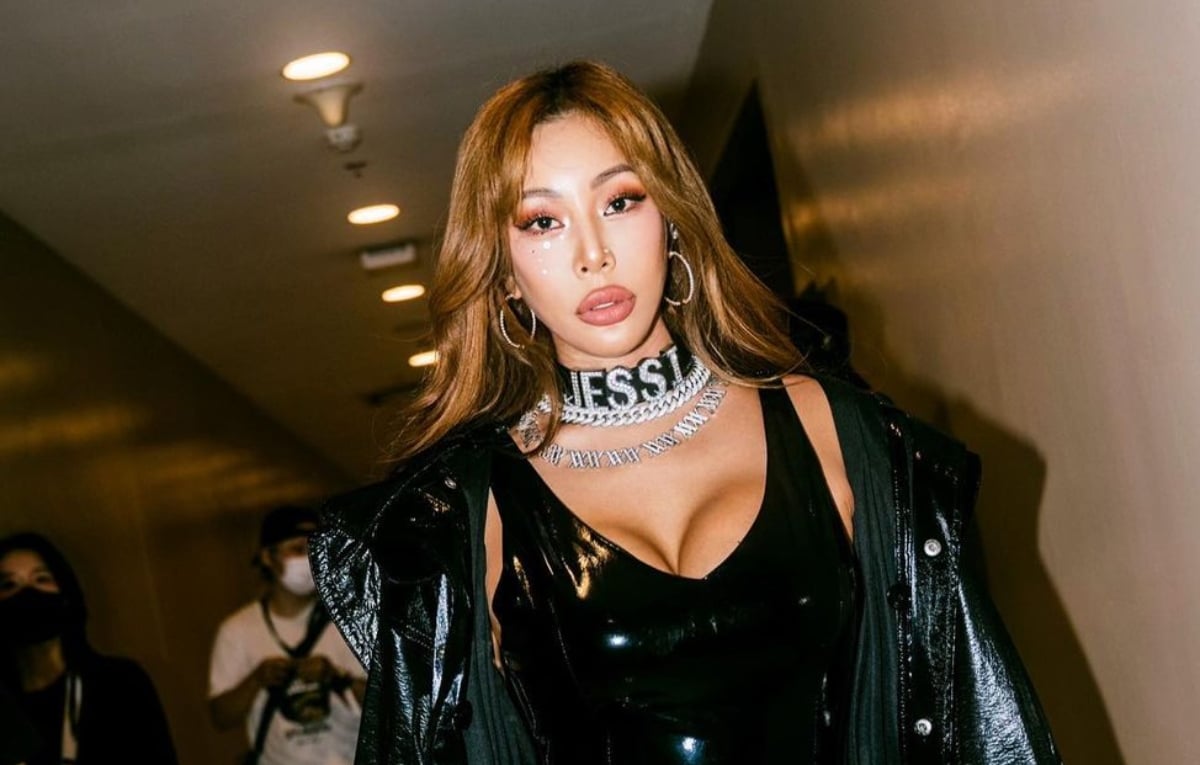 Rapper Jessi worries fans as she gets stranded amidst her Europe tour | allkpop