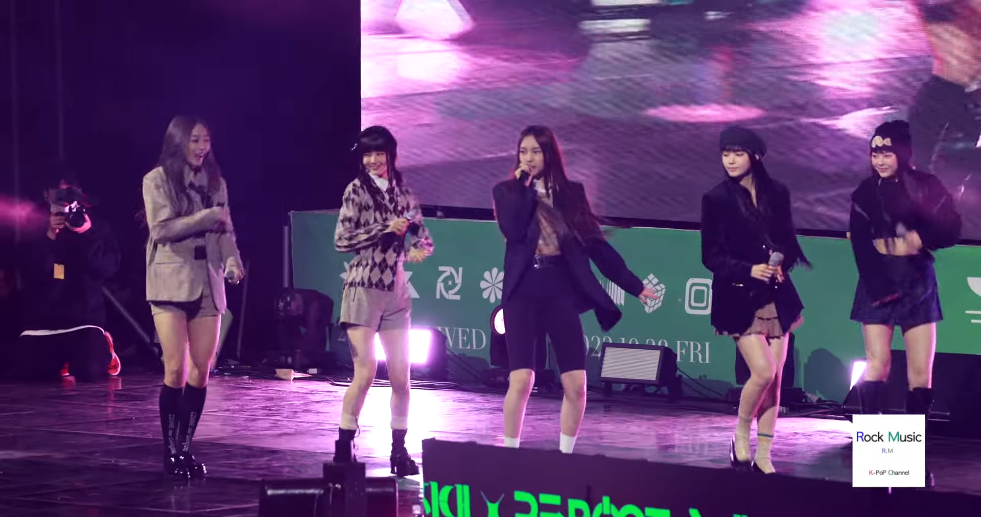 NewJeans members look so pretty in perfect outfits for fall season at the Konkuk University ...