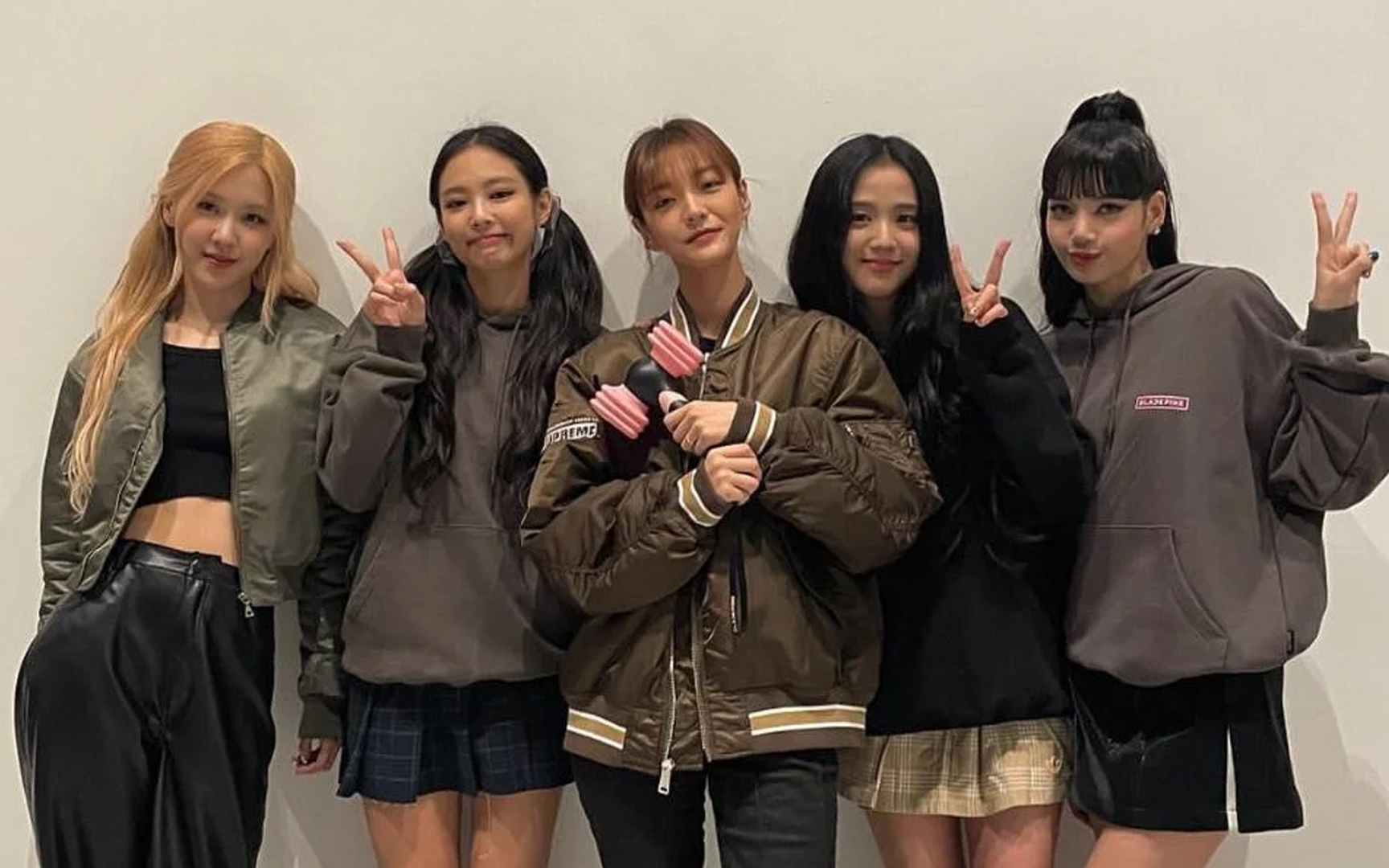 Hyeri's younger sister is seen taking photos with BLACKPINK | allkpop