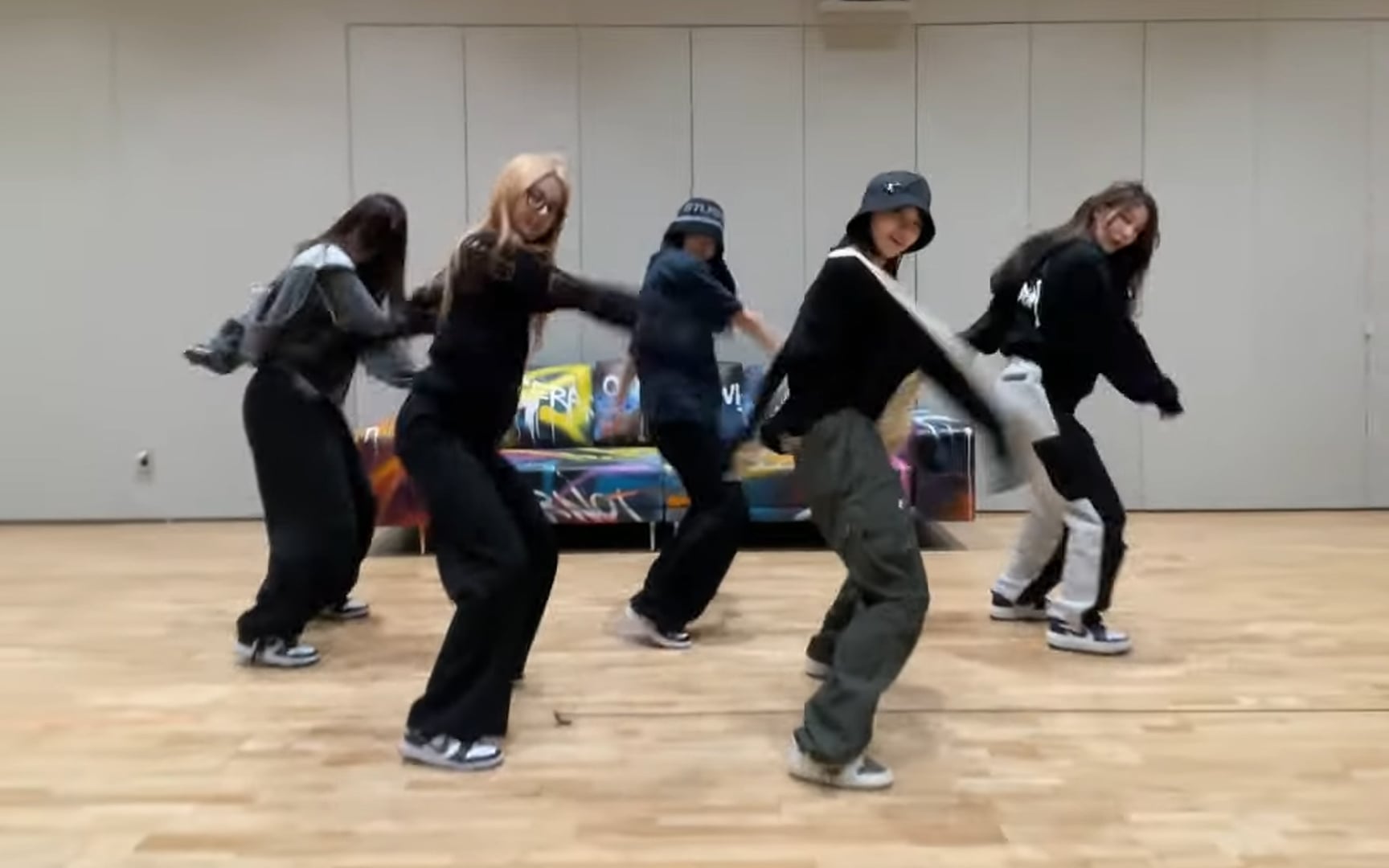 LE SSERAFIM receives praise for their take on BTS's "Run BTS" challenge ...