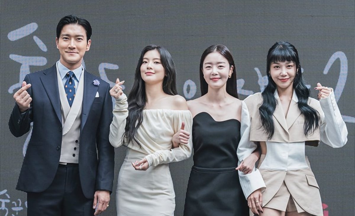 Lee Sun Bin, A Pink's Eunji, Sunhwa, & Super Junior's Siwon attend the ...