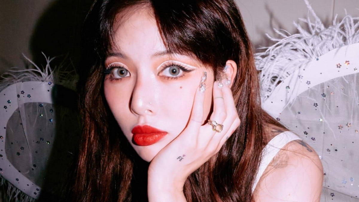 HyunA wows fans with personal flower design | allkpop