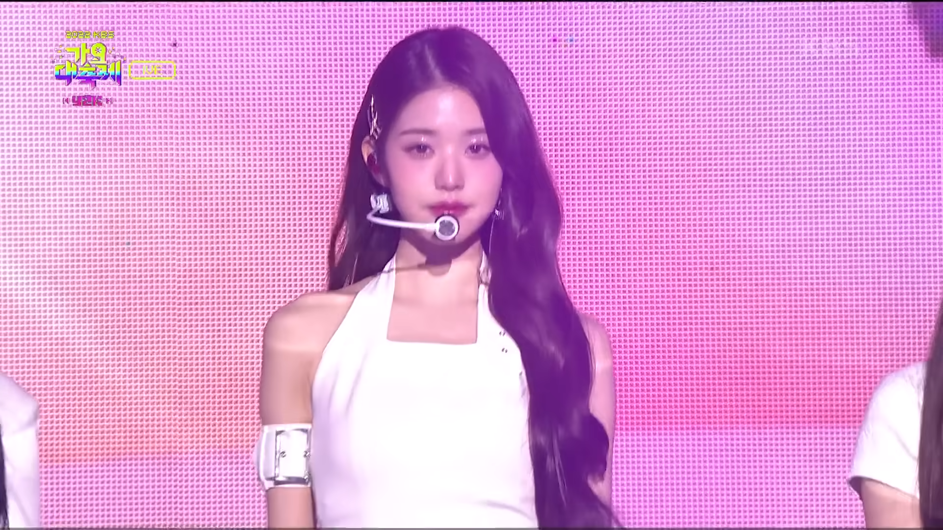 Fans defend Jang Won Young from criticism saying she was lazy during IVE's performance at the ...