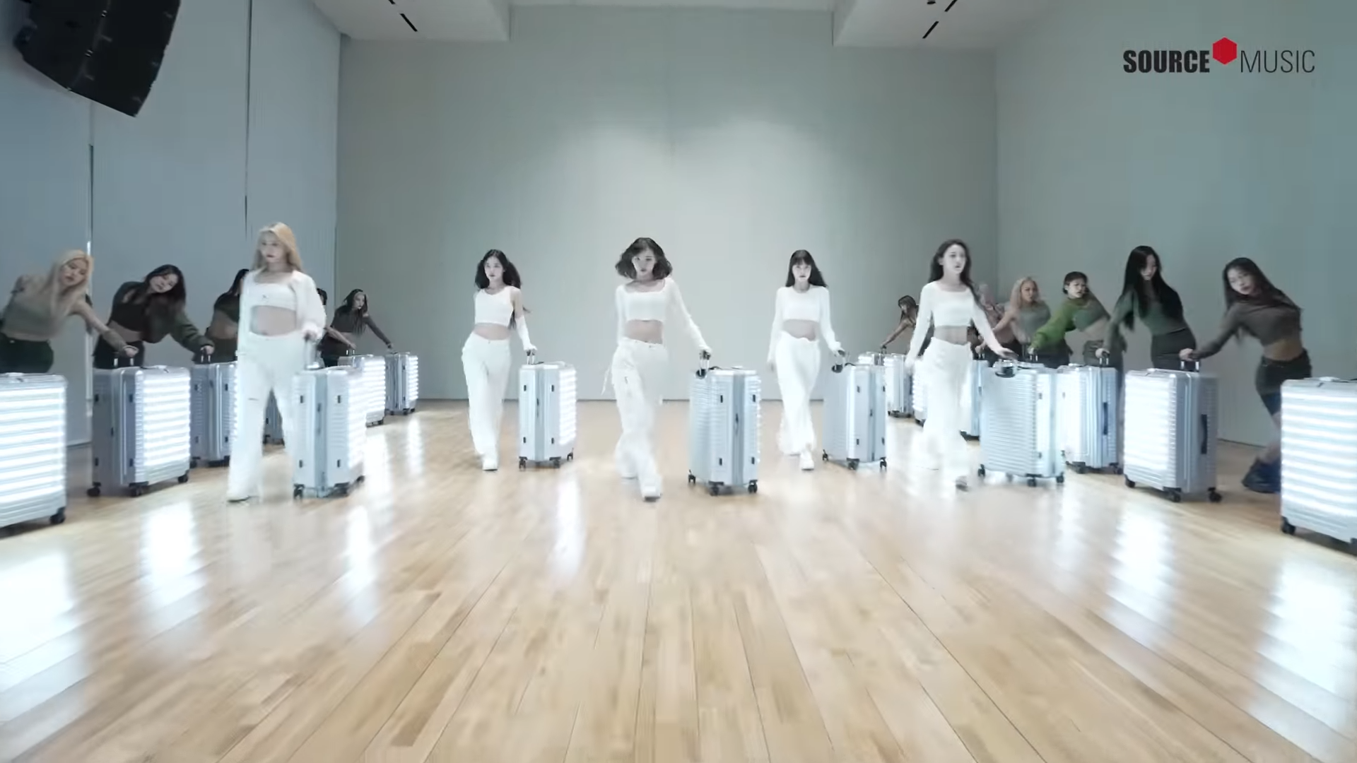 LE SSERAFIM releases the practice video for their amazing performance ...