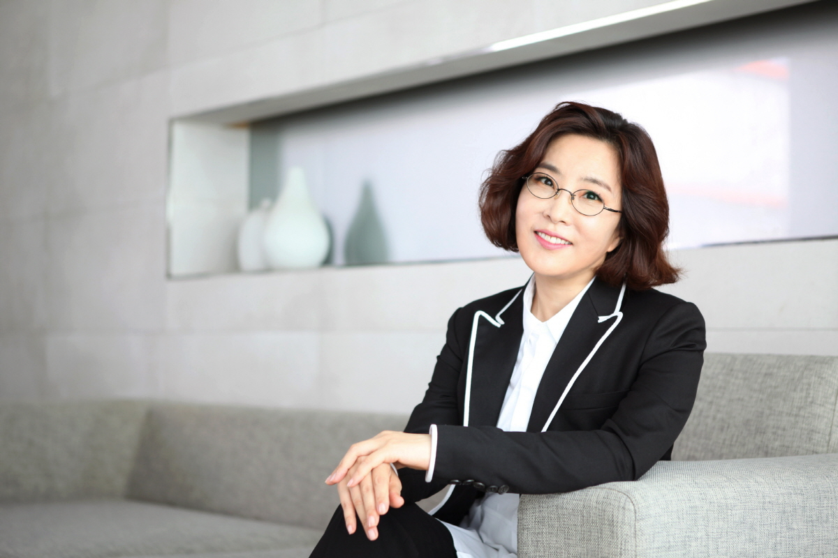 Reports reveal Hook Entertainment's CEO Kwon Jin Young gifted 1% of company shares to Lee Sun ...
