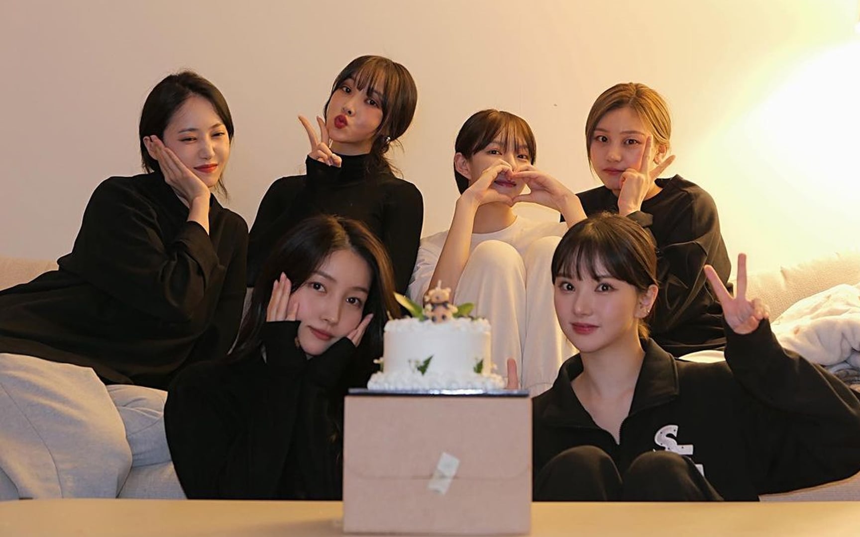 GFriend members continue to receive immense love from fans for their ...