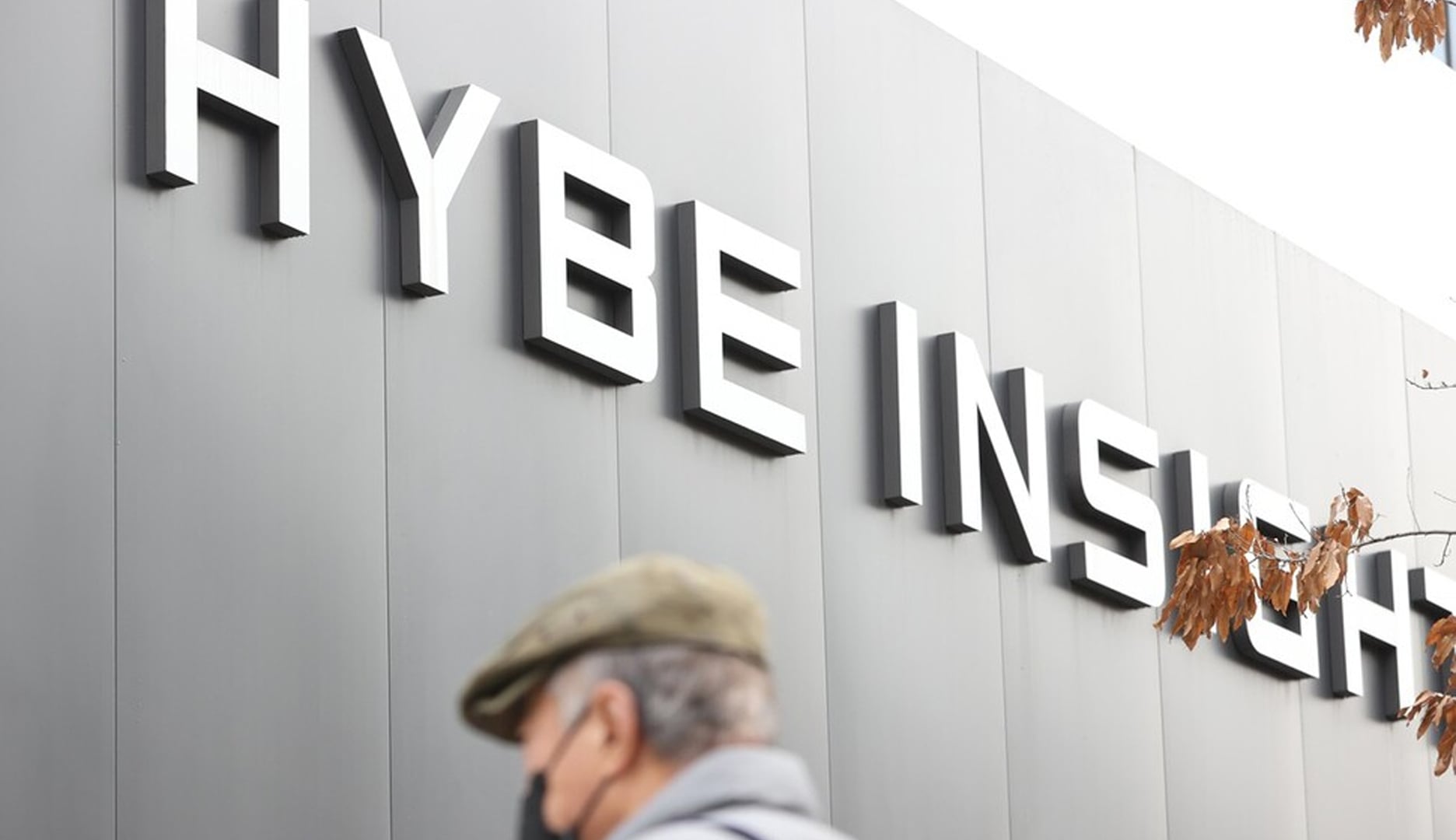 HYBE looking to acquire an additional 25% stake in SM Entertainment for 900 million USD | allkpop