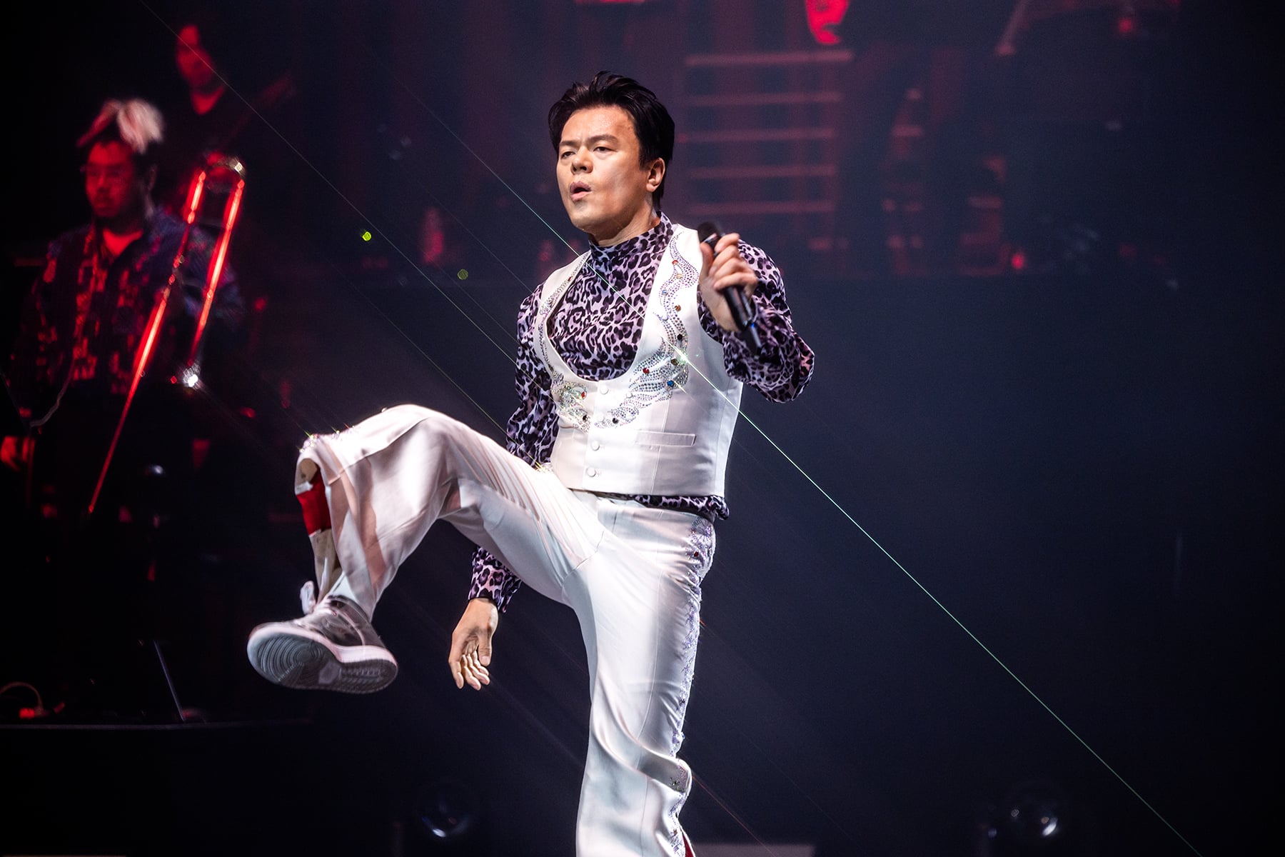 J.Y. Park successfully wraps up his US tour 'Groove Back' in Los Angeles with a stellar live ...