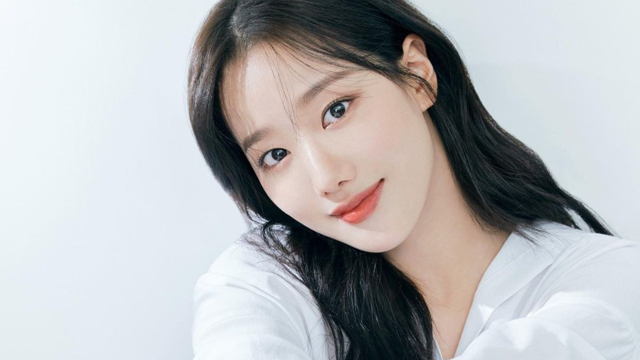 Former April member Naeun updates her Instagram for the first time in 2 ...