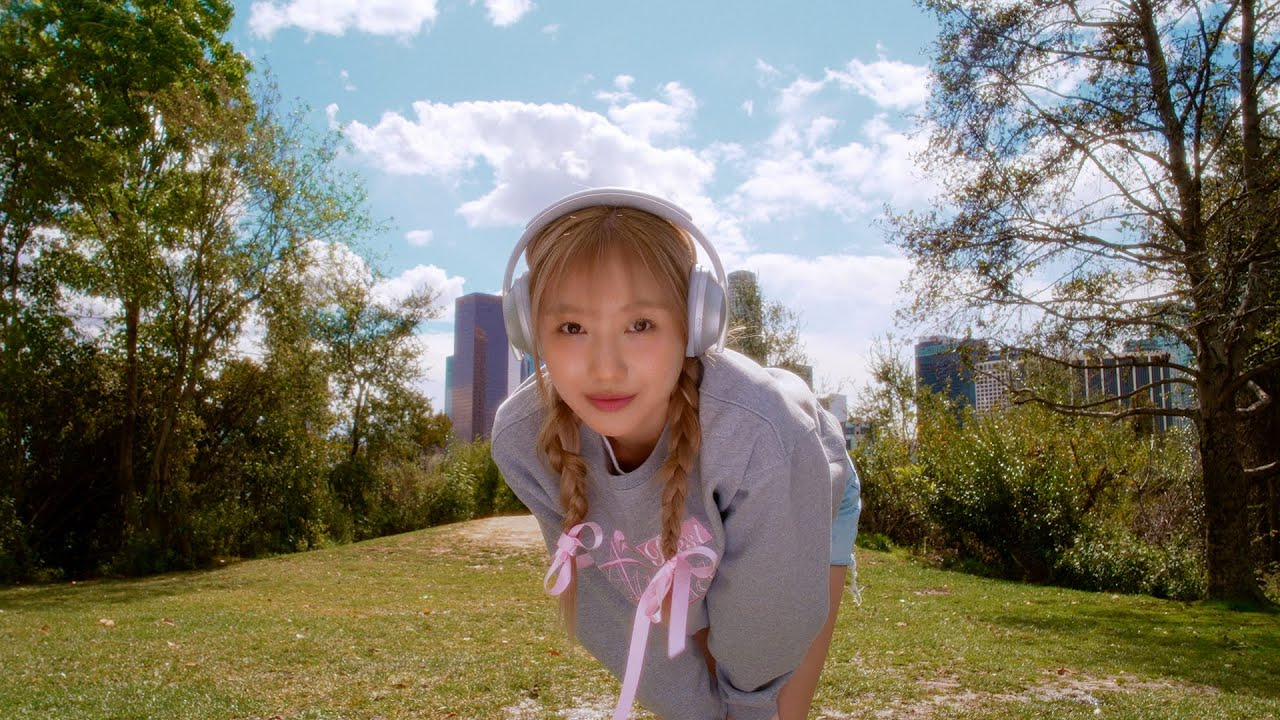 Lovelyz' Ryu Soo Jung walks under clouds in 'Daydreaming' MV | allkpop