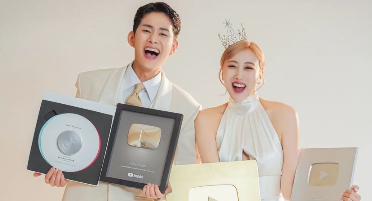 Popular YouTubers 'Enjoy Couple' to marry today (May 21) after 10 years of dating | allkpop