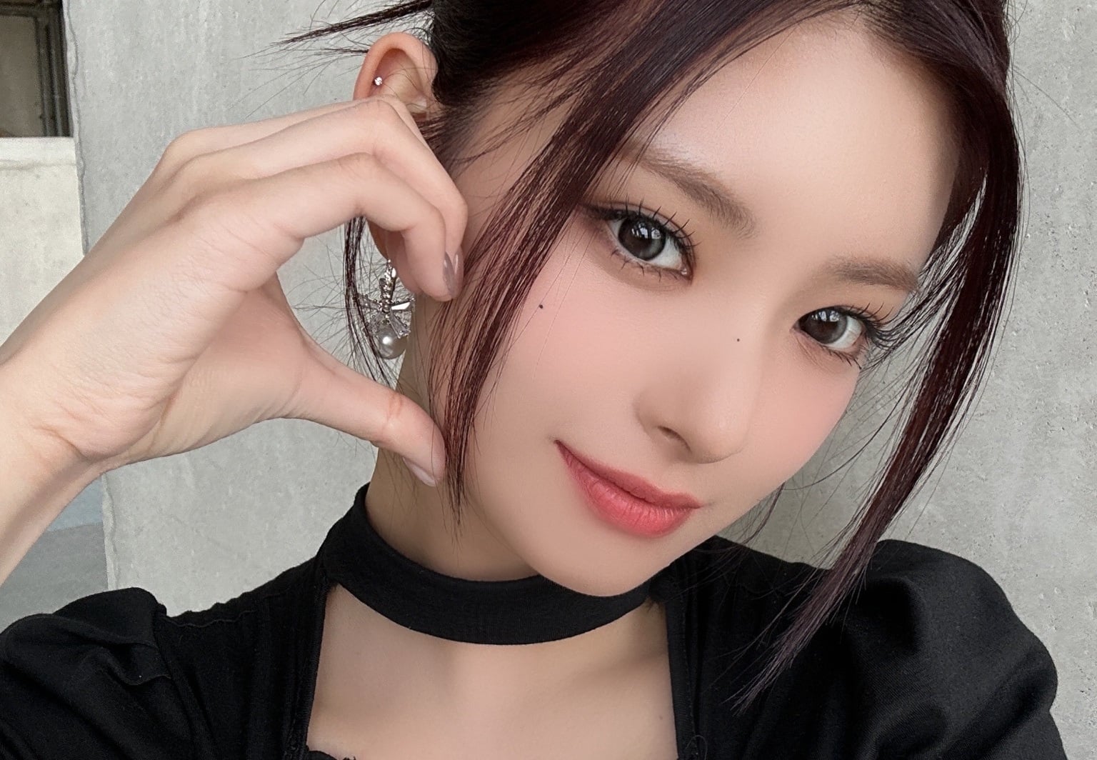 Netizens react to EVERGLOW's Yiren actively promoting in Korea after ...