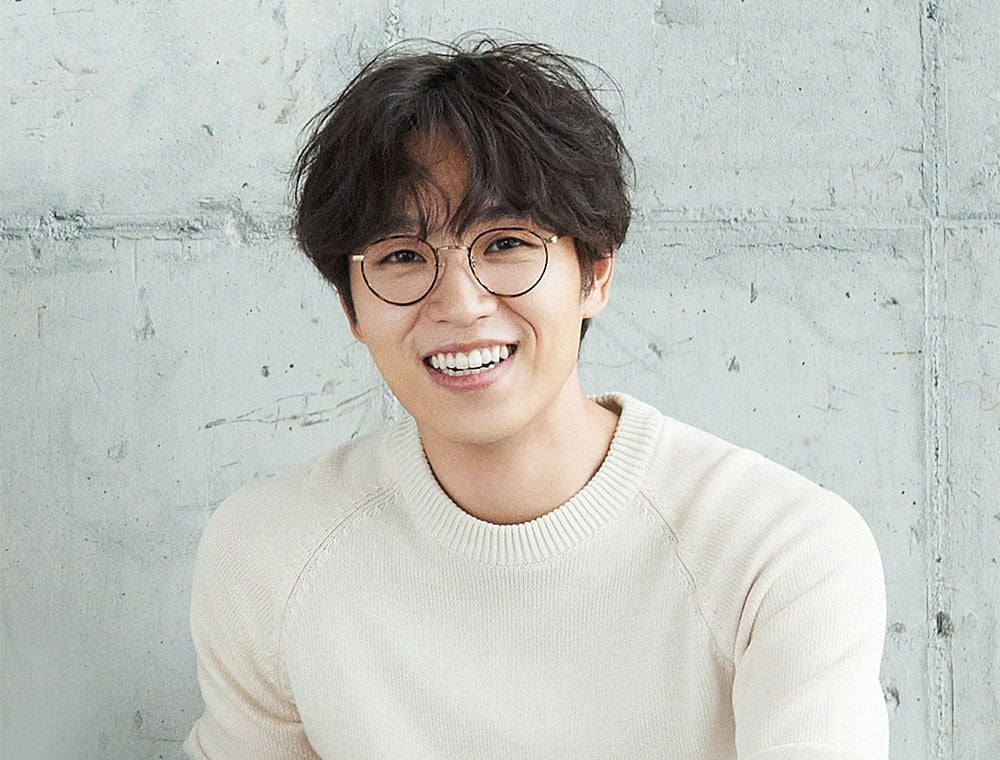 Lee Suk Hoon donates baby products to infant care facility | allkpop