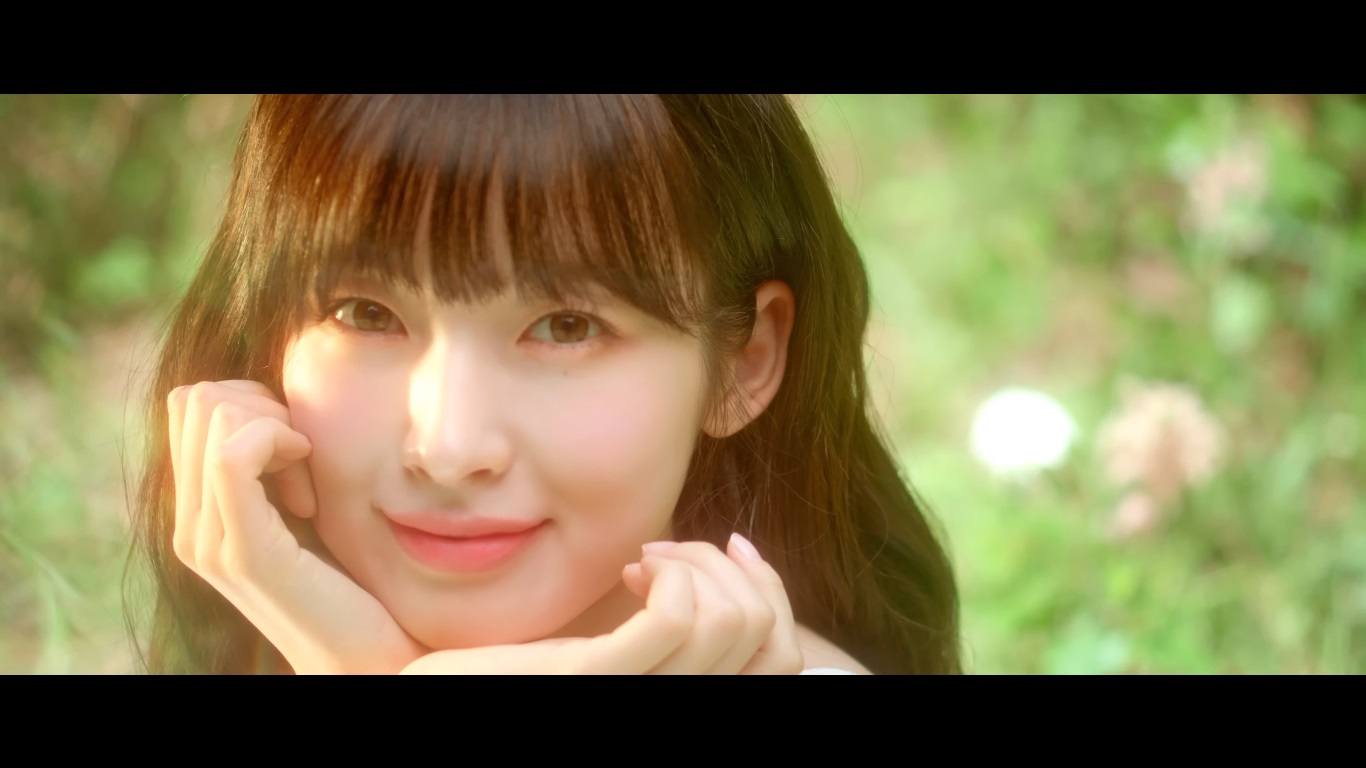 Oh My Girl drops angelic 'Golden Hourglass' concept films for Arin, Seunghee, and Hyojung | allkpop