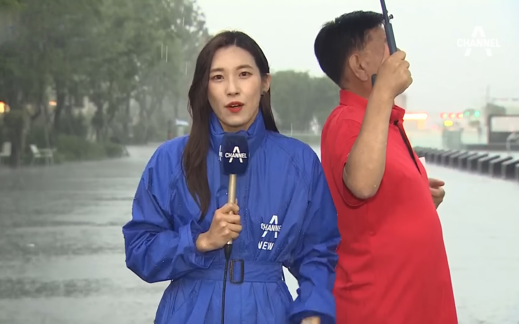 Reporter expresses gratitude to the man who held an umbrella for her in ...