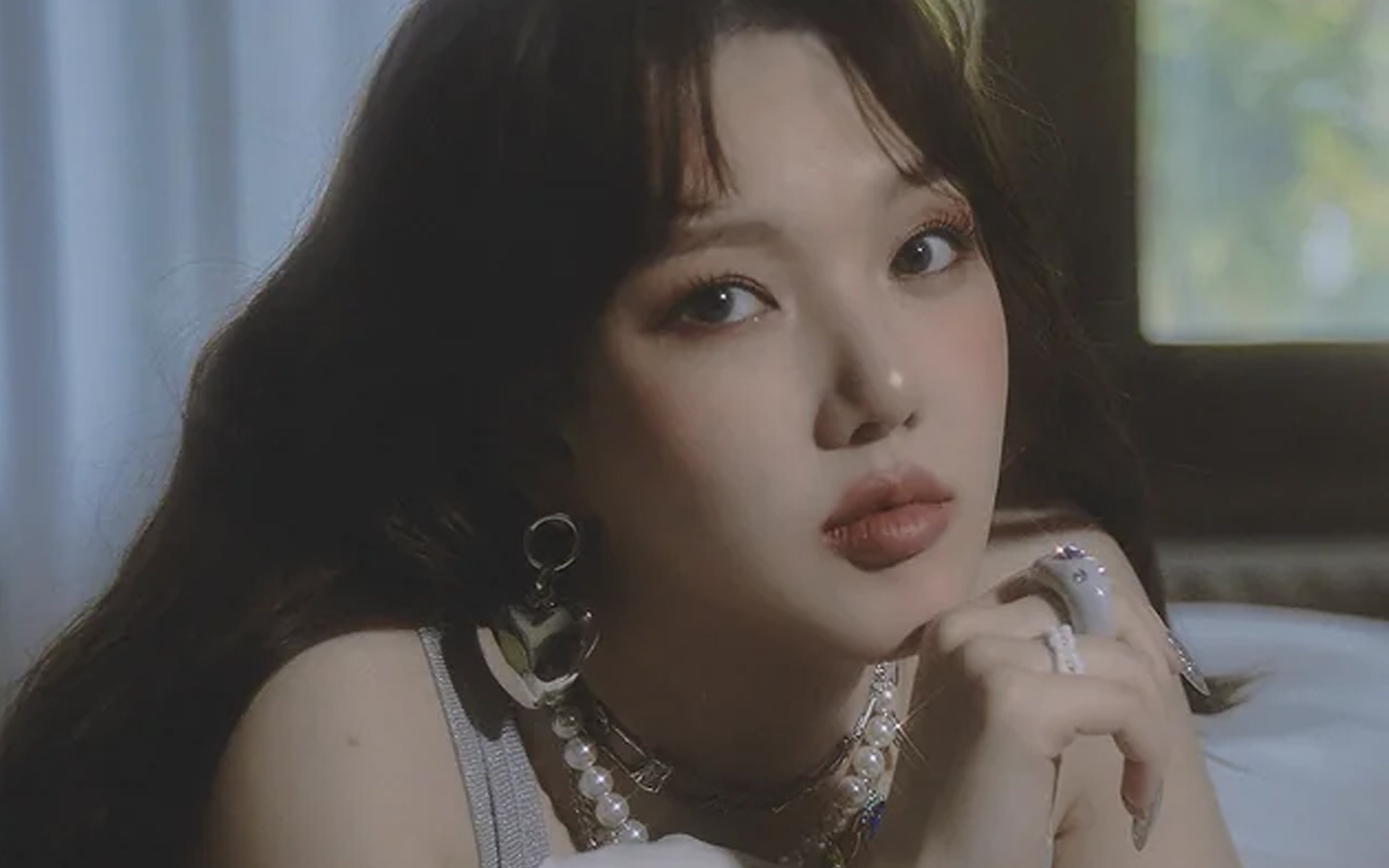 Former GFriend member Yerin showcases her gorgeous looks in the new ...