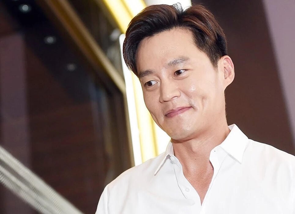 Lee Seo Jin officially signs exclusive contract with Antenna | allkpop