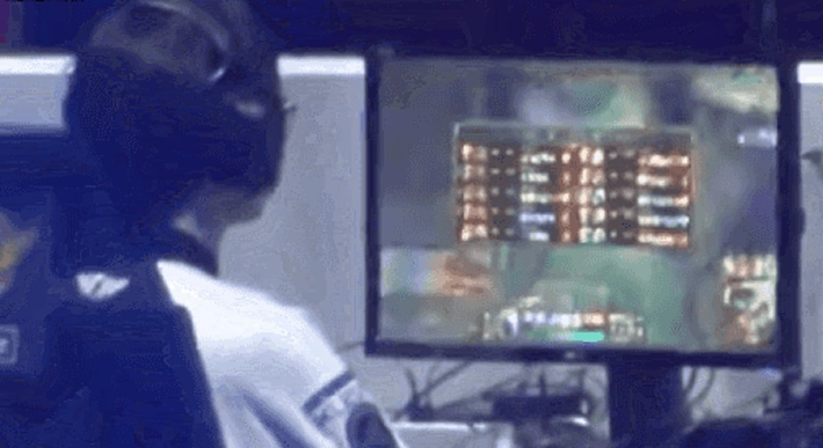 Faker's high-speed gameplay with rapid screen-switching amazes and ...