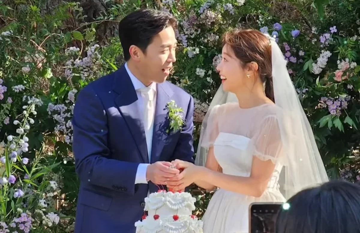 Girl's Day's Sojin and actor Lee Dong Ha officially tie the knot in wedding ceremony | allkpop