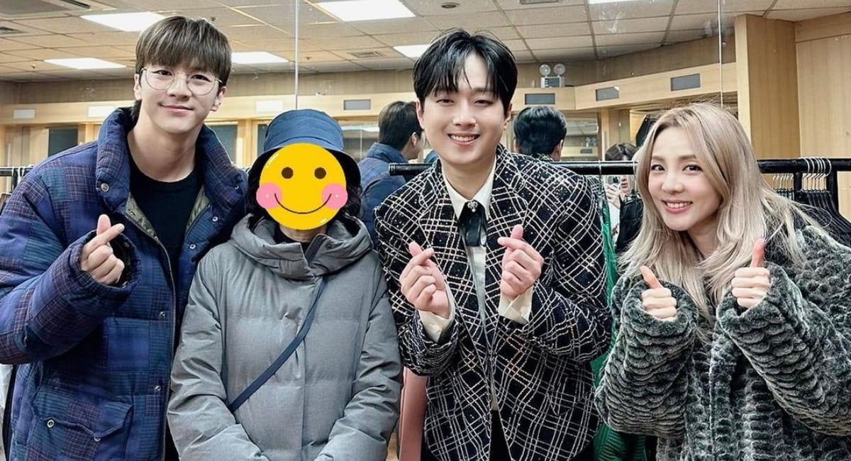 Sandara Park and Thunder take their mother to see trot singer Lee Chan ...