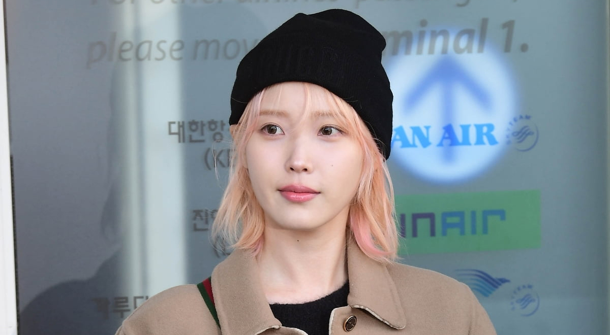 IU debuts pink blonde hair at Incheon airport | allkpop