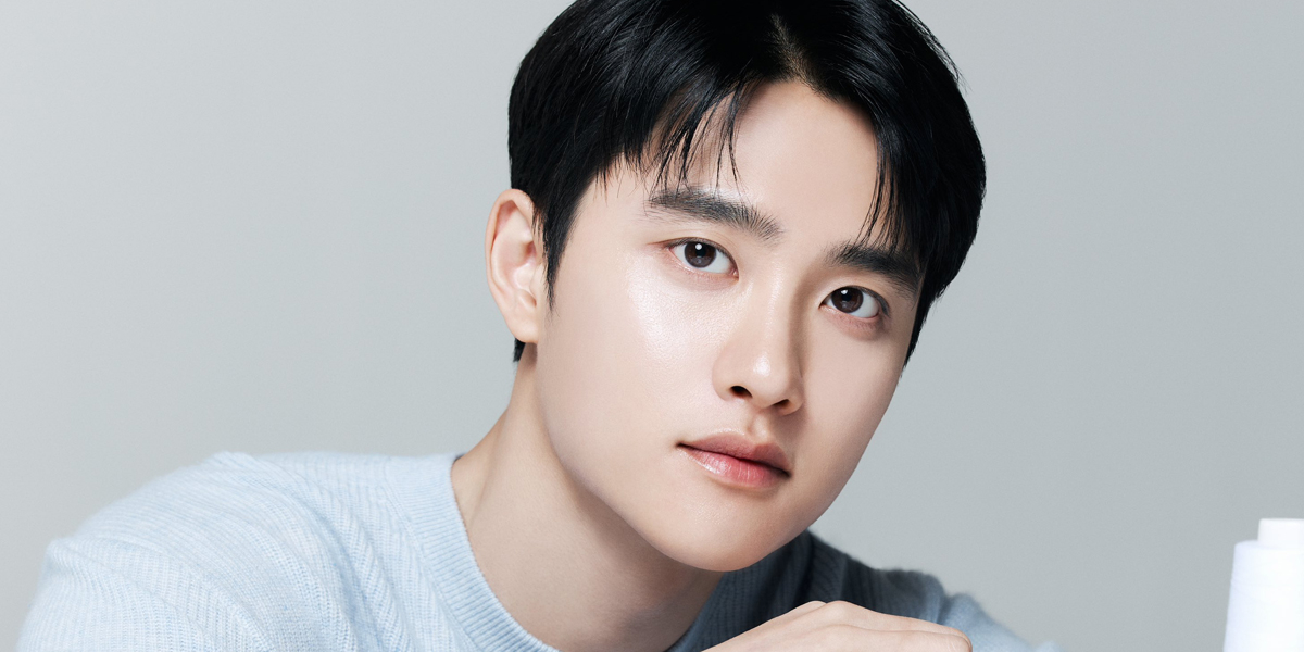 EXO's D.O. causes laughter as he randomly asks fans to 'please look ...