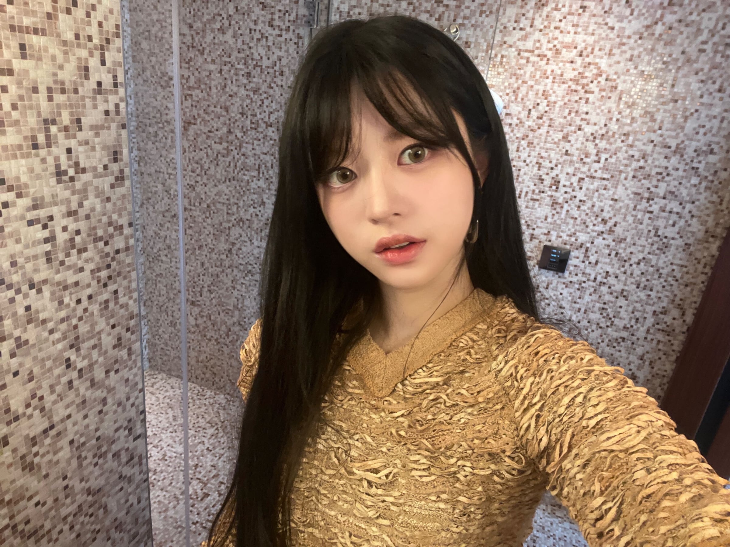 ILLIT's Minju draws attention for her eye-catching beauty as a rookie ...