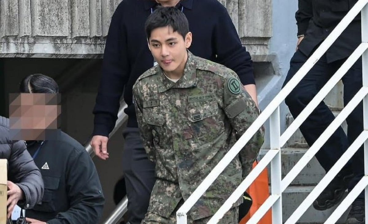 Netizens buzz over BTS V's bulk-up transformation during military service | allkpop