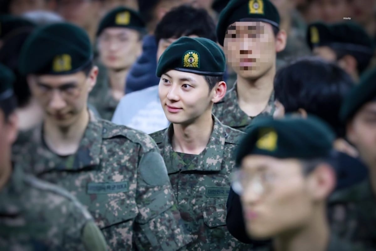 Hwang Min Hyun stuns netizens with his latest military photos | allkpop