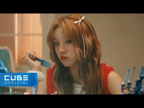 (G)I-DLE's Yuqi invites the red rabbit to dinner and finds out its real ...