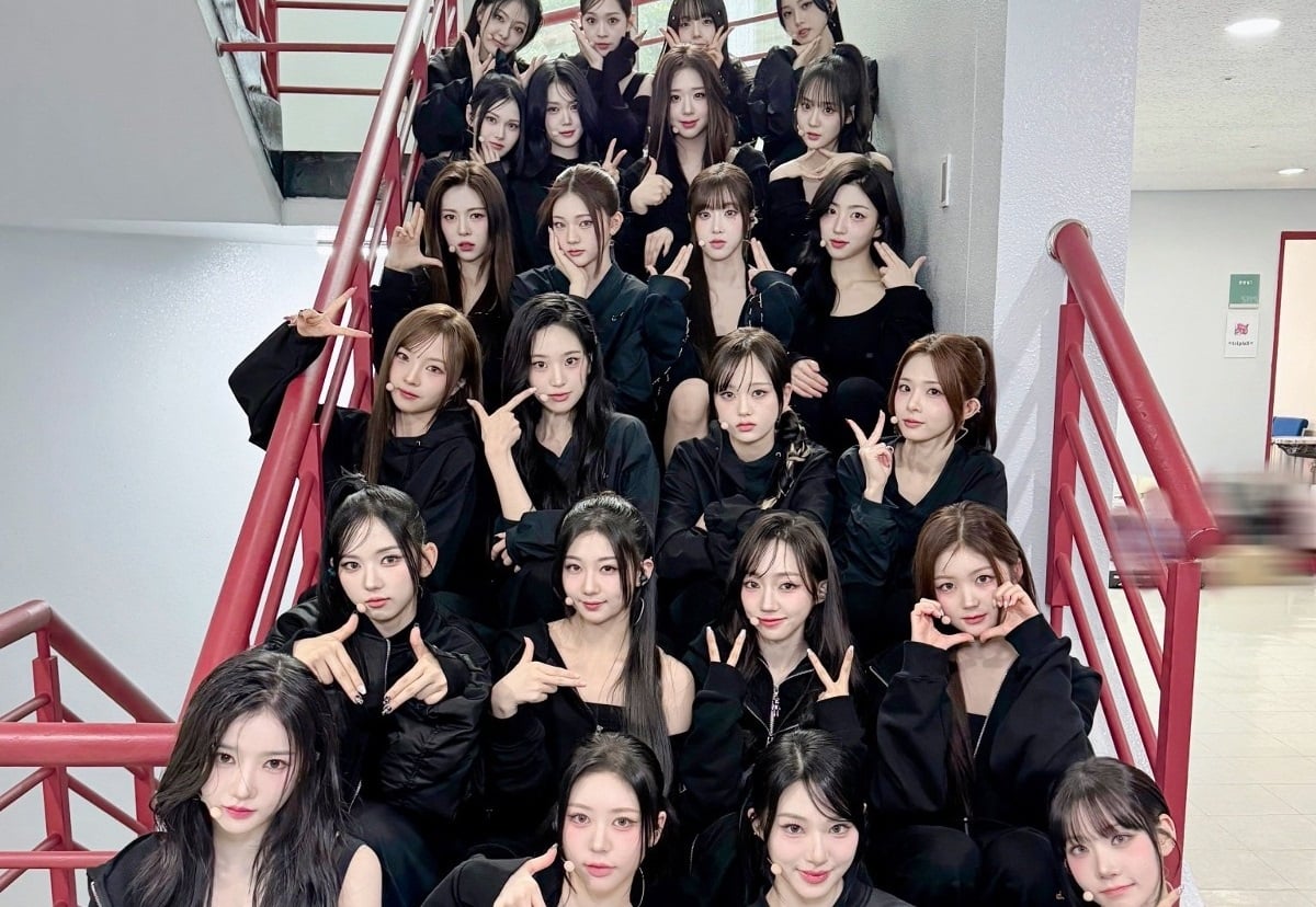 "Do they take a bus to music programs?" 24-member girl group tripleS ...