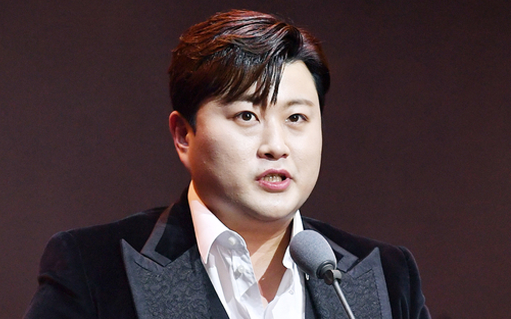 Kim Ho Joong Evades Reporters And Enters Police Station Through An Underground Entrance For The
