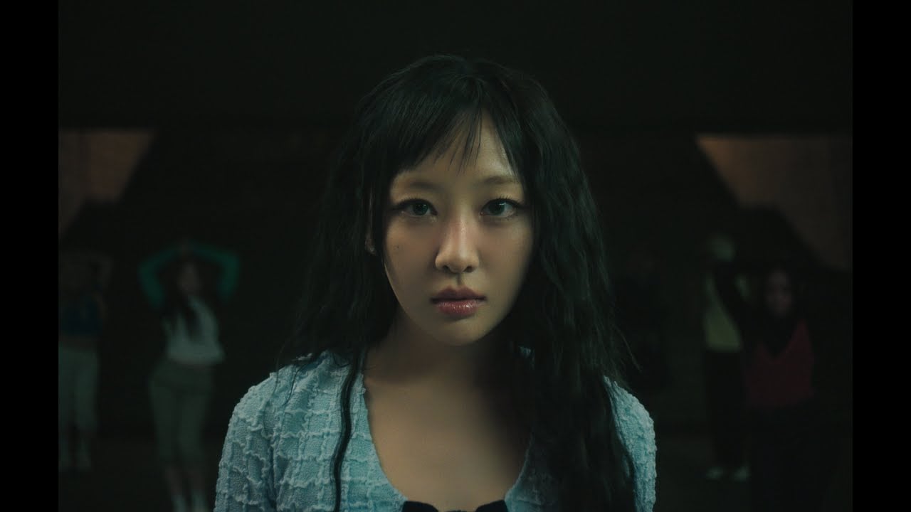 Yves makes a run for it in 'LOOP' MV teaser | allkpop