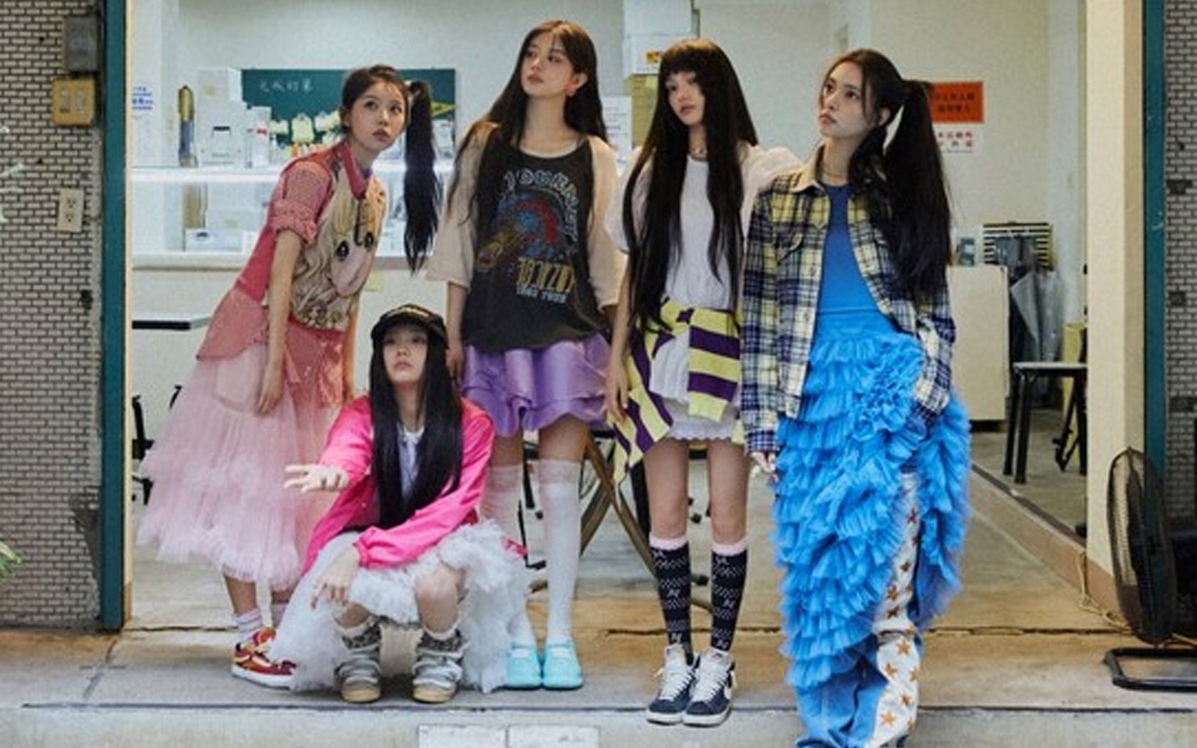 ILLIT's debut track "Magnetic" continues to dominate on Billboard's global chart | allkpop