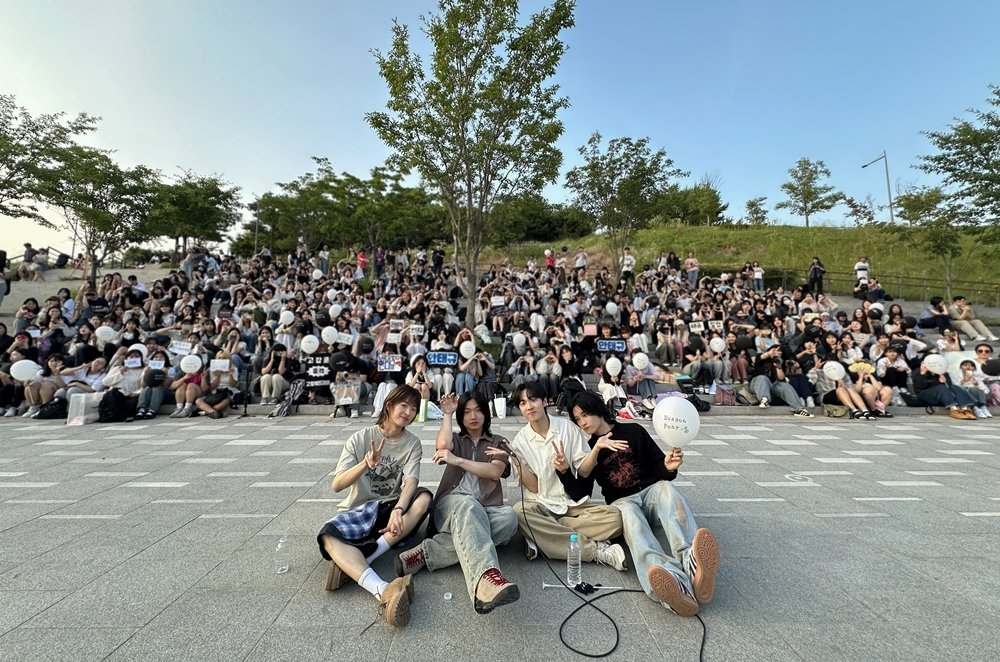 Dragon Pony enchants crowd with heartfelt busking debut at Mangwon ...