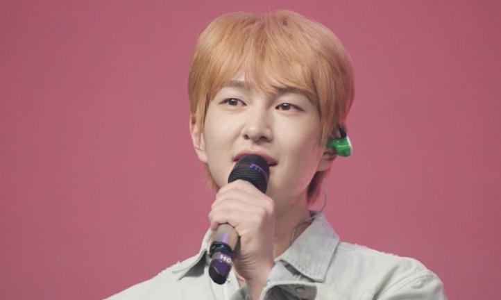 SHINee's Onew sheds tears during performance on 'Song Stealer' | allkpop