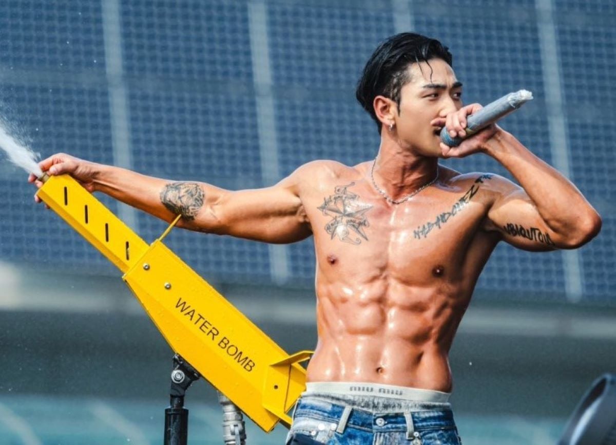 BAEKHO shows off his muscular physique at Waterbomb Festival | allkpop
