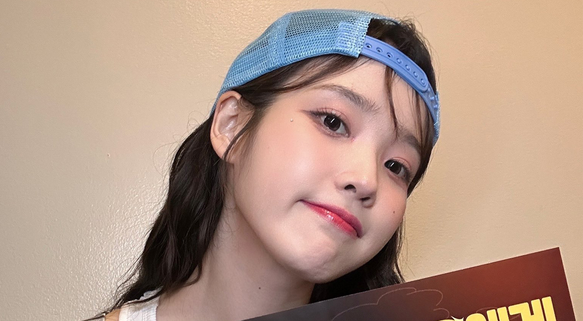 IU's staff members thank the singer for treating them tickets to ...