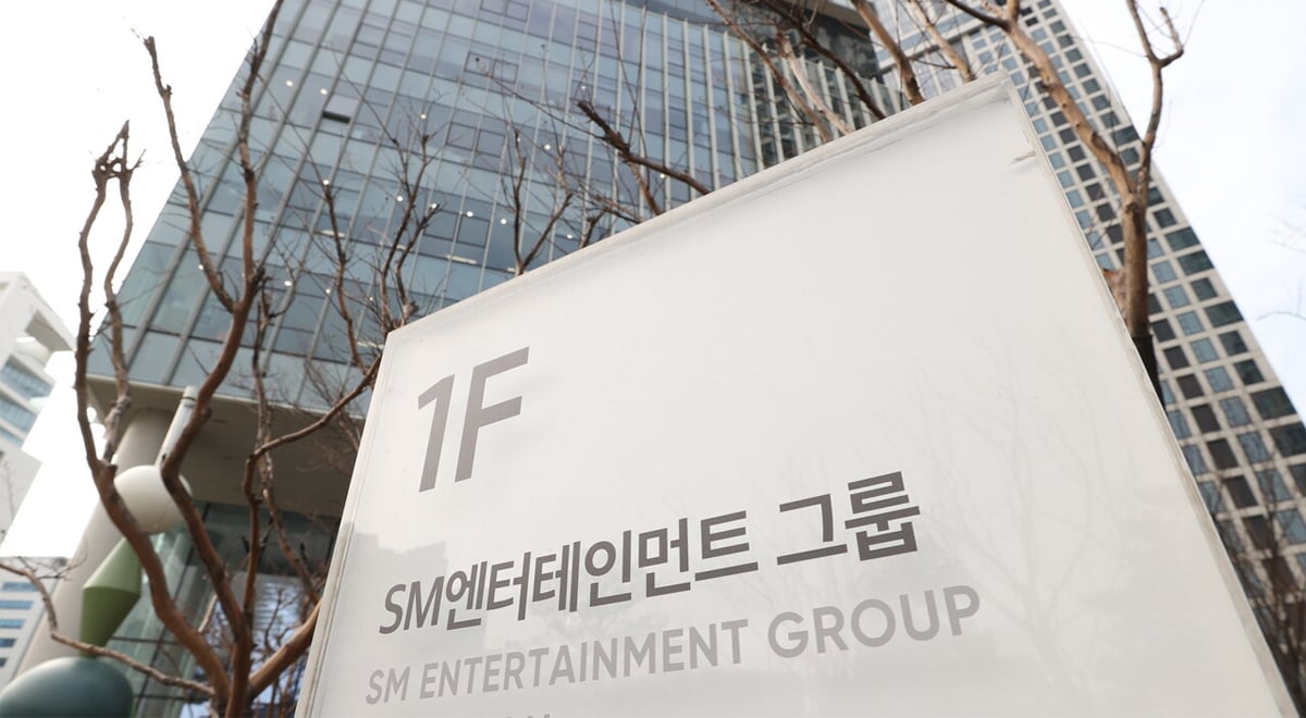 Man in his thirties booked for trespassing on the SM Entertainment ...