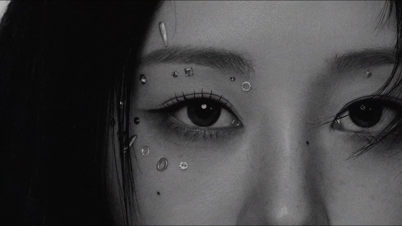 Yves reveals different eyes in 'I Did' teaser video | allkpop