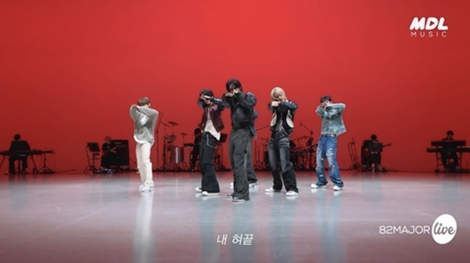 82MAJOR captivates fans with live performance of ‘Stuck’ on ‘It’s Live ...