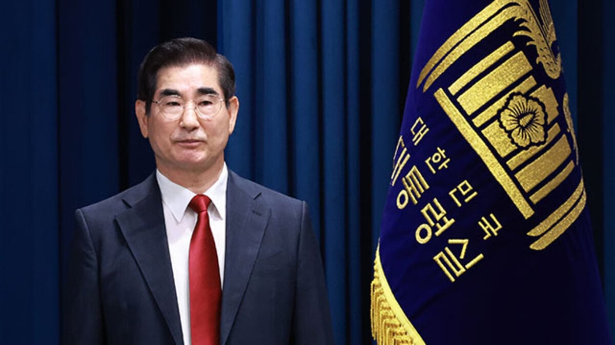 [BREAKING] Former Defense Minister Kim Yong Hyun was arrested for an ...
