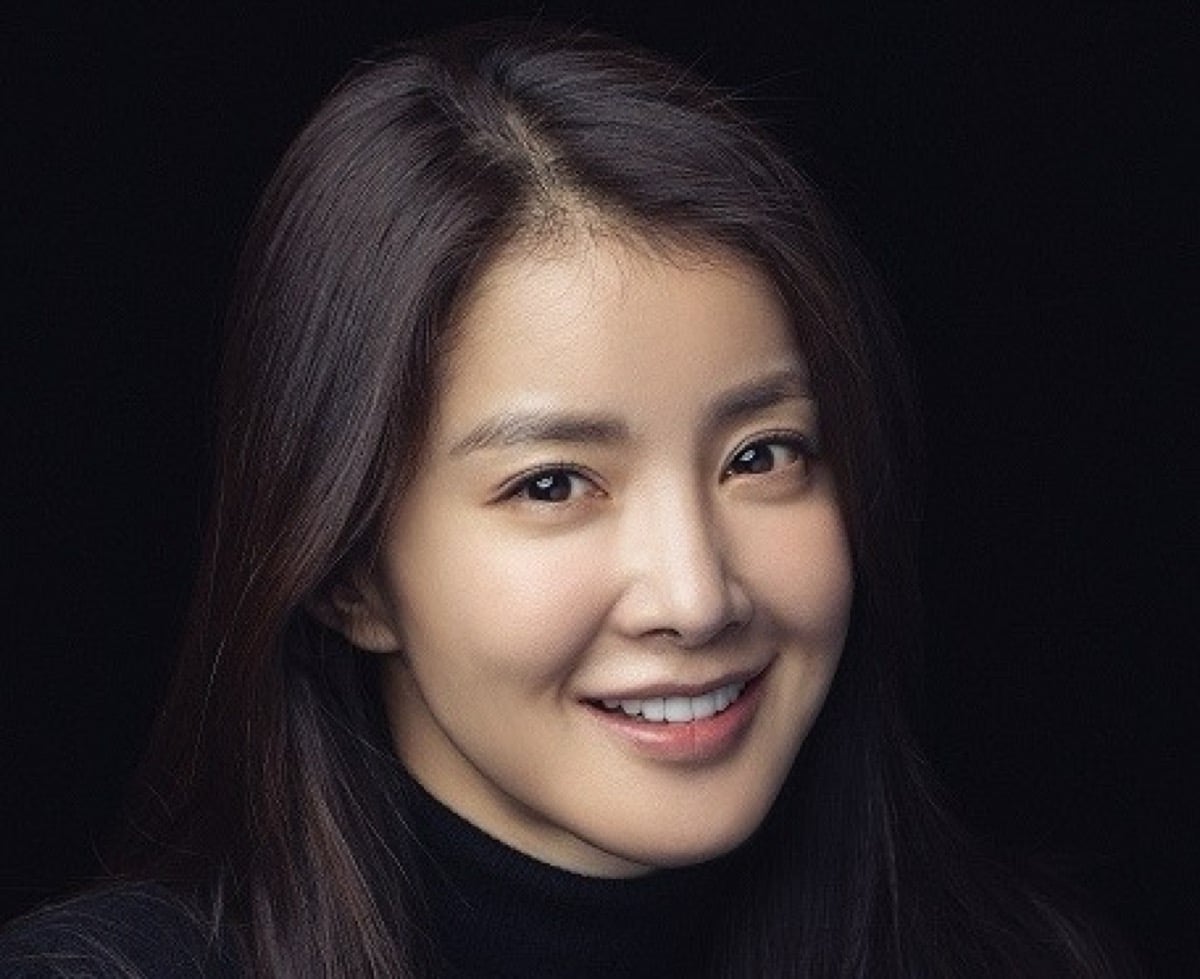 Legal expert questions actress Lee Si Young’s IVF pregnancy without her ...