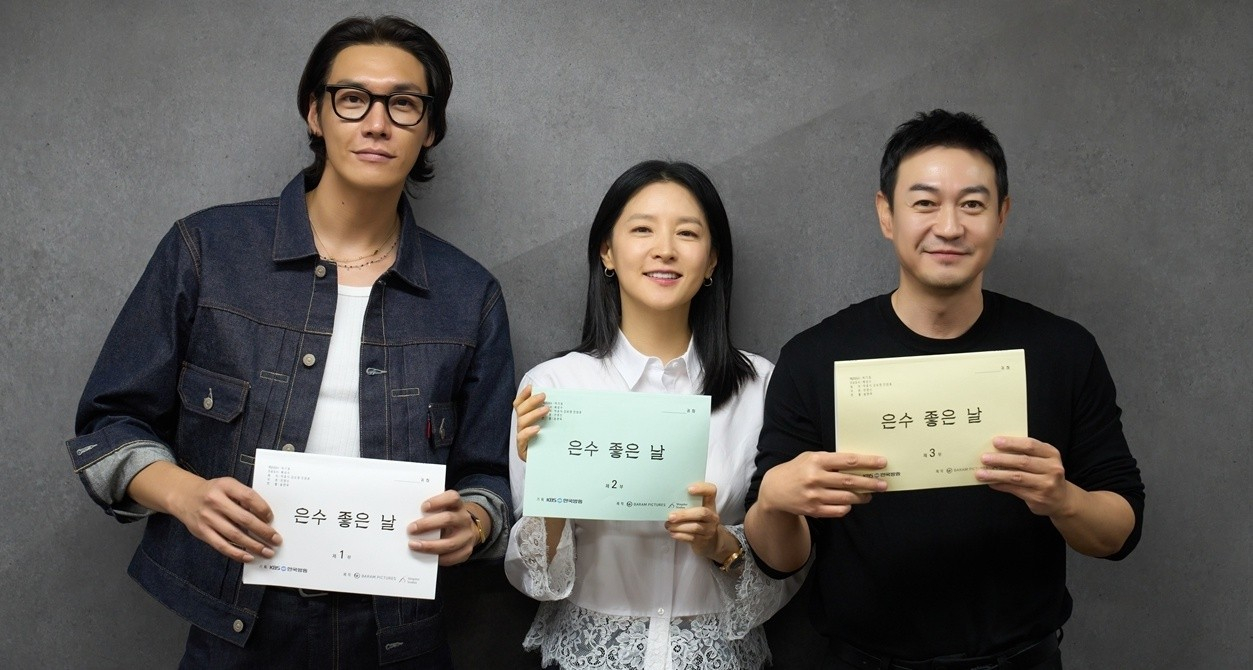 'Walking On Thin Ice' holds first script reading with Lee Young Ae, Kim Young Kwang, and Park ...